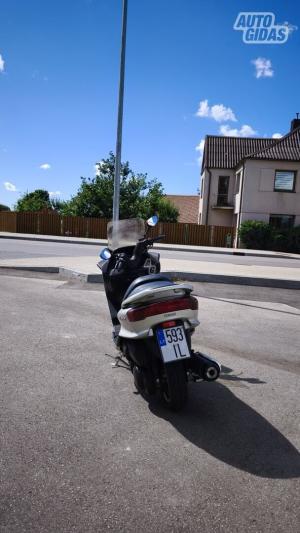 Pelēks Yamaha Majesty 2003 Klaipėda, ar dzinēja tilpumu 0.25 L un nobraukumu 56 tūkst. km par 1150 €, foto 5 vietnē AUTOMOTO.COM.LV