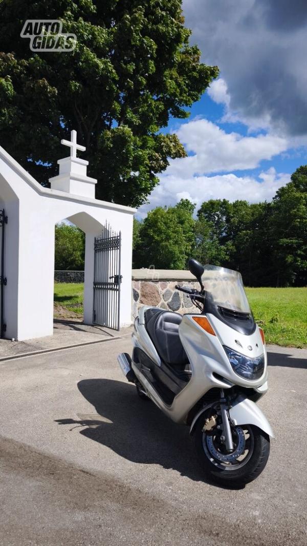 Pelēks Yamaha Majesty 2003 Klaipėda, ar dzinēja tilpumu 0.25 L un nobraukumu 56 tūkst. km par 1150 €, foto 5 vietnē AUTOMOTO.COM.LV