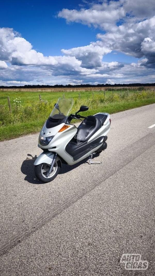 Pelēks Yamaha Majesty 2003 Klaipėda, ar dzinēja tilpumu 0.25 L un nobraukumu 56 tūkst. km par 1150 €, foto 6 vietnē AUTOMOTO.COM.LV