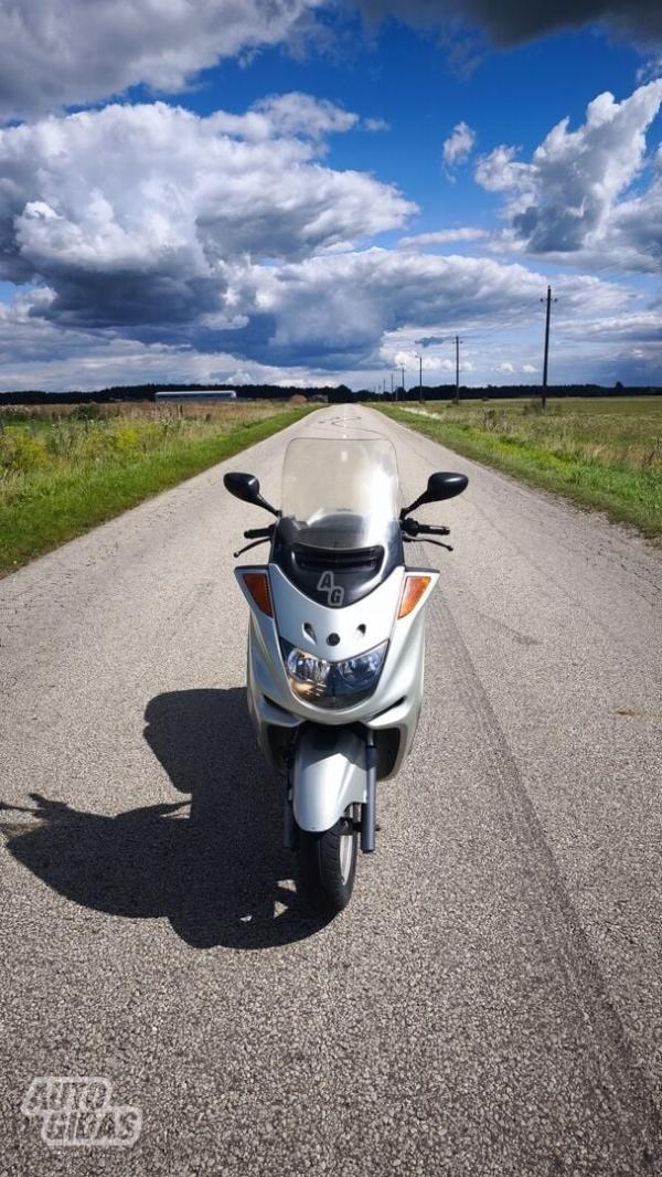 Pelēks Yamaha Majesty 2003 Klaipėda, ar dzinēja tilpumu 0.25 L un nobraukumu 56 tūkst. km par 1150 €, foto 9 vietnē AUTOMOTO.COM.LV