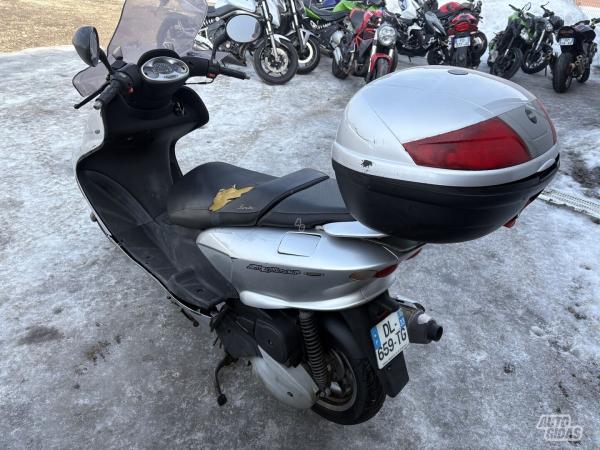 Yamaha Majesty 2005 in Kelme, with an engine capacity of 0.13 L and mileage of 28 thousand km for 315 €, photo 4 on AUTOMOTO.COM.LV