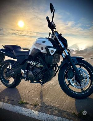 Balts Yamaha MT 03 2007 Šauļi, ar dzinēja tilpumu 0.66 L un nobraukumu 41 tūkst. km par 2500 €, foto  vietnē AUTOMOTO.COM.LV
