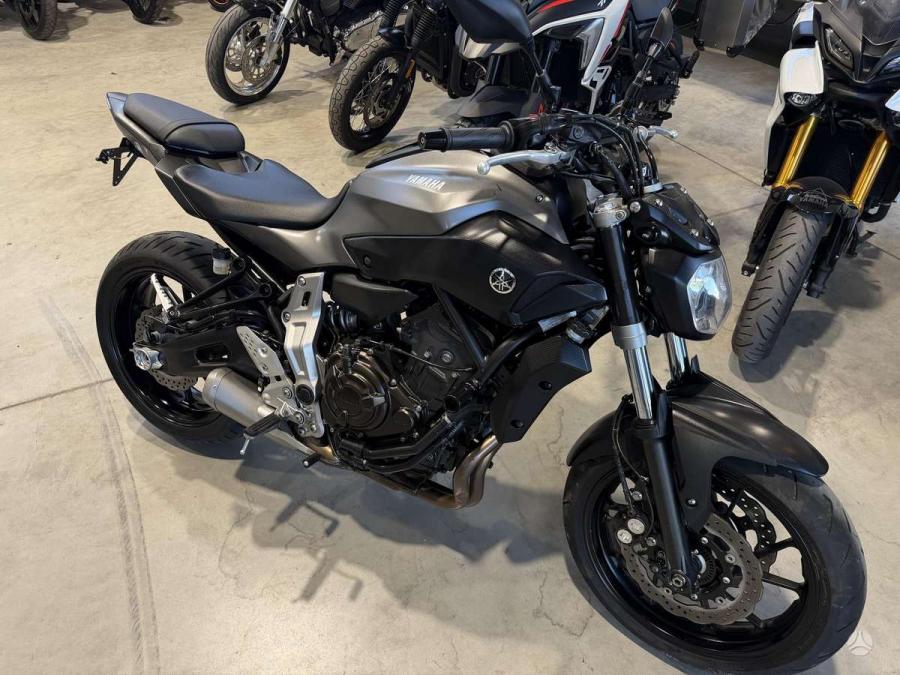 Black Yamaha MT 07 2015 in Siauliai, with an engine capacity of 0.69 L and mileage of 26 thousand km for 4290 €, photo 4 on AUTOMOTO.COM.LV