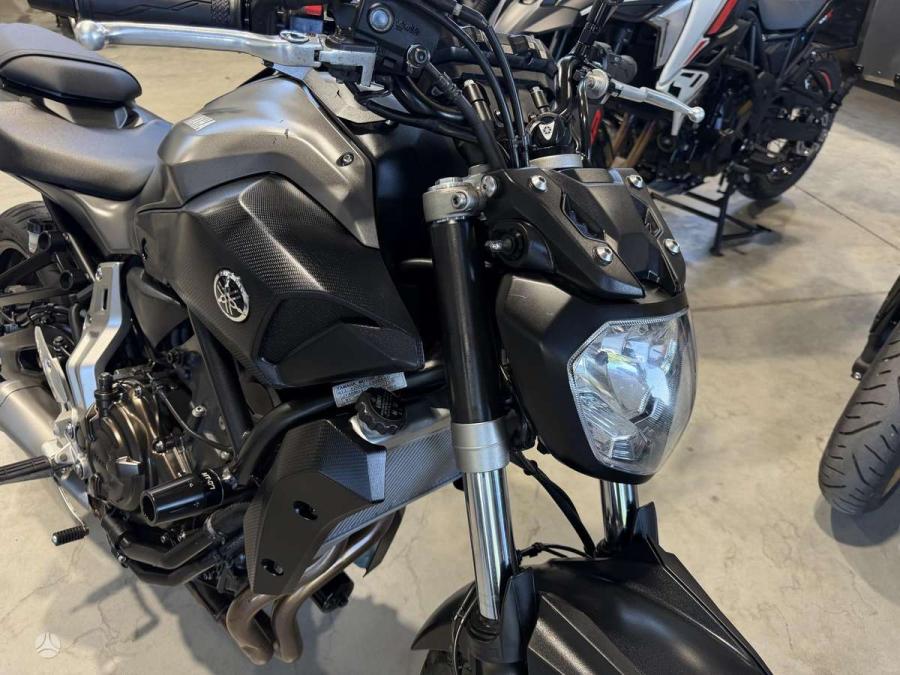 Black Yamaha MT 07 2015 in Siauliai, with an engine capacity of 0.69 L and mileage of 26 thousand km for 4290 €, photo 6 on AUTOMOTO.COM.LV