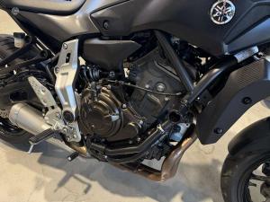 Black Yamaha MT 07 2015 in Siauliai, with an engine capacity of 0.69 L and mileage of 26 thousand km for 4290 €, photo 7 on AUTOMOTO.COM.LV