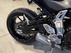 Black Yamaha MT 07 2015 in Siauliai, with an engine capacity of 0.69 L and mileage of 26 thousand km for 4290 €, photo 8 on AUTOMOTO.COM.LV