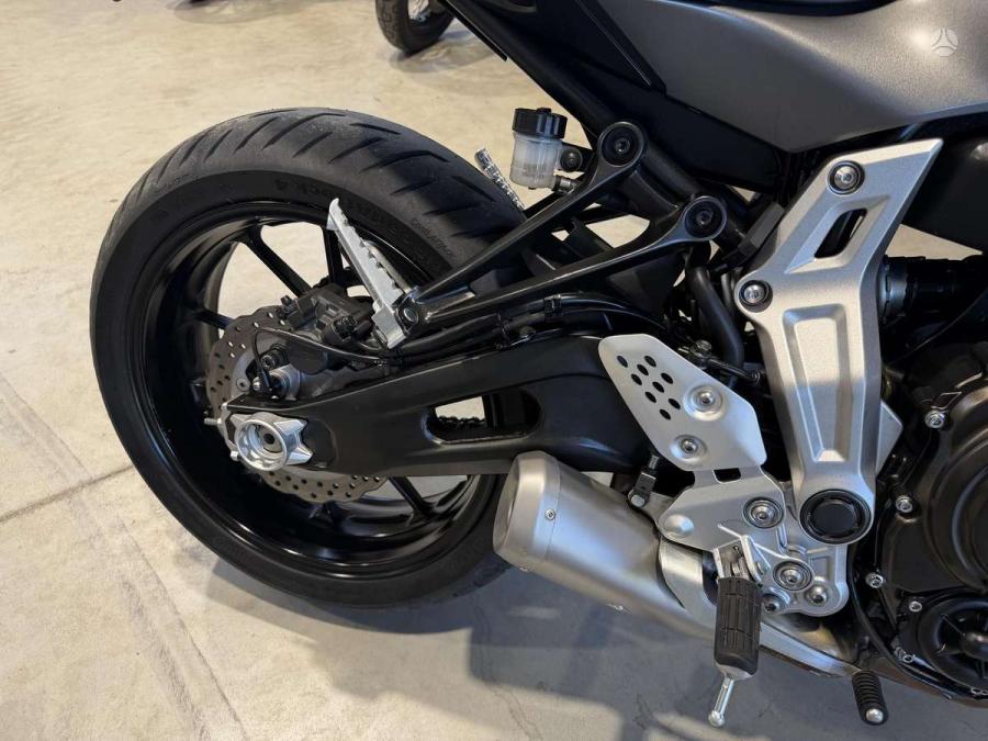 Black Yamaha MT 07 2015 in Siauliai, with an engine capacity of 0.69 L and mileage of 26 thousand km for 4290 €, photo 8 on AUTOMOTO.COM.LV