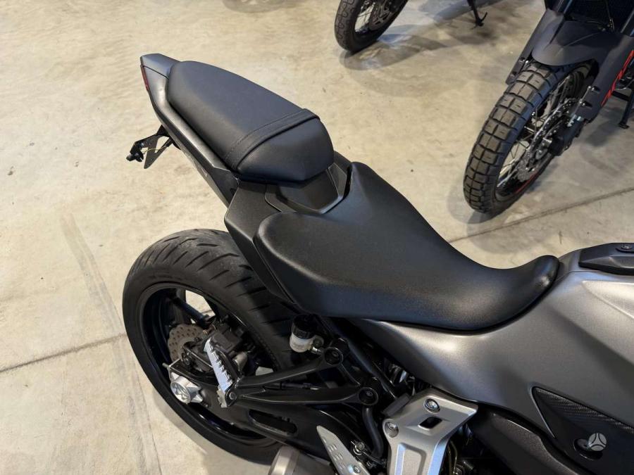 Black Yamaha MT 07 2015 in Siauliai, with an engine capacity of 0.69 L and mileage of 26 thousand km for 4290 €, photo 9 on AUTOMOTO.COM.LV