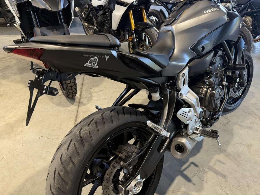 Black Yamaha MT 07 2015 in Siauliai, with an engine capacity of 0.69 L and mileage of 26 thousand km for 4290 €, photo 10 on AUTOMOTO.COM.LV