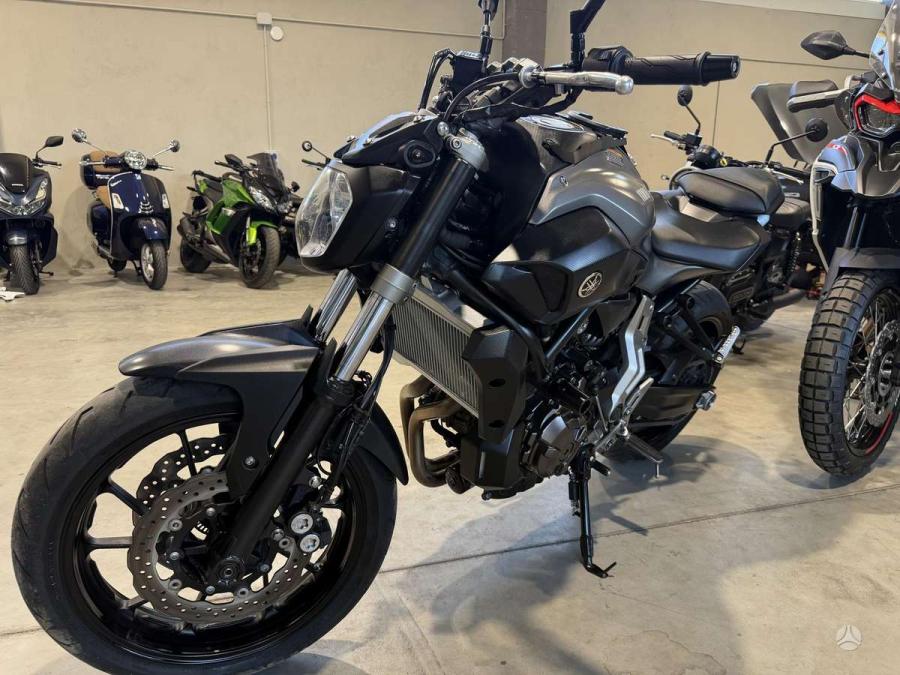 Black Yamaha MT 07 2015 in Siauliai, with an engine capacity of 0.69 L and mileage of 26 thousand km for 4290 €, photo 15 on AUTOMOTO.COM.LV