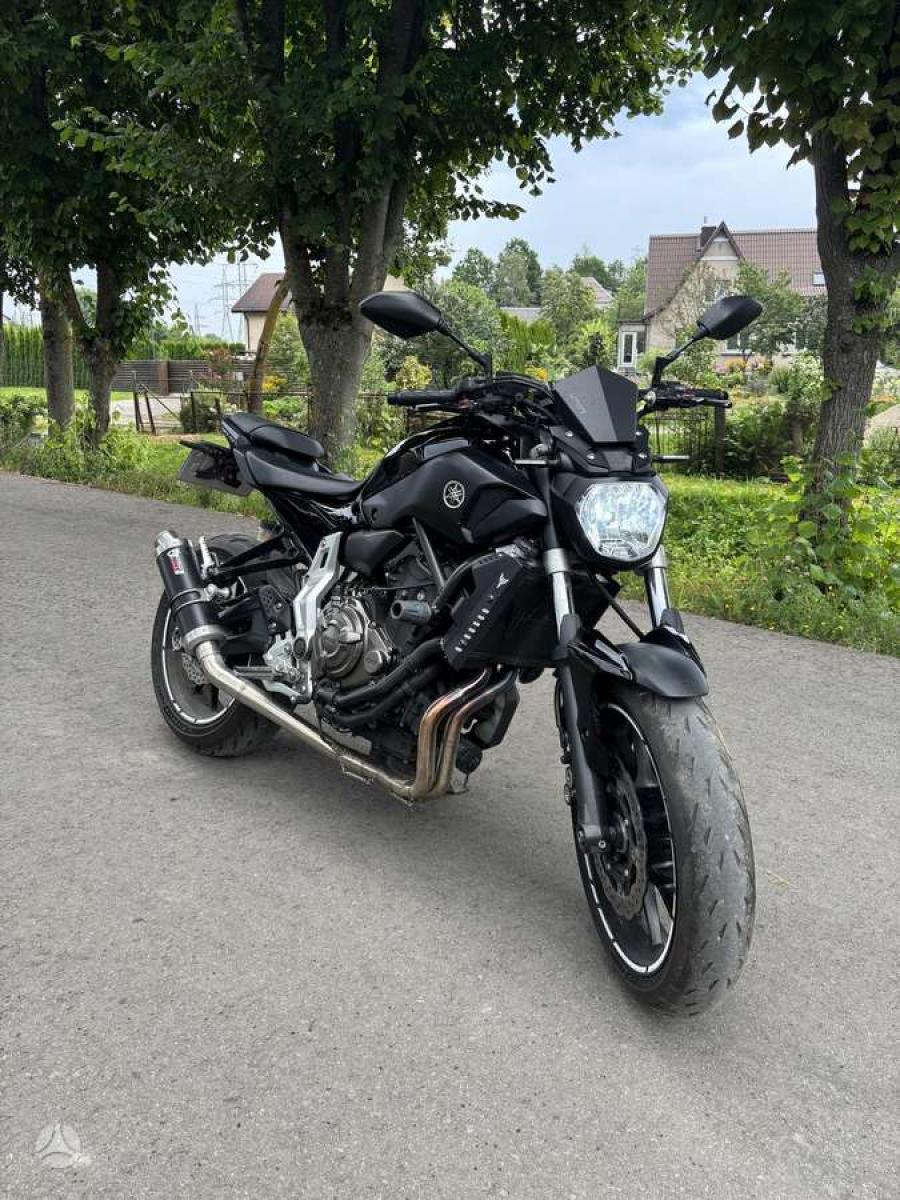 Black Yamaha MT 07 2015 in Kaunas, with an engine capacity of 0.70 L and mileage of 34 thousand km for 4299 €, photo 1 on AUTOMOTO.COM.LV