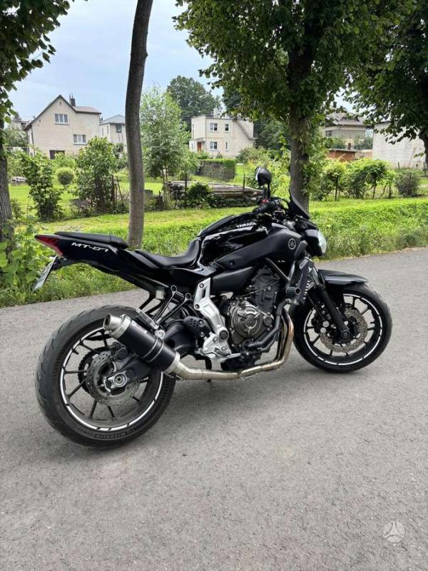 Black Yamaha MT 07 2015 in Kaunas, with an engine capacity of 0.70 L and mileage of 34 thousand km for 4299 €, photo 2 on AUTOMOTO.COM.LV