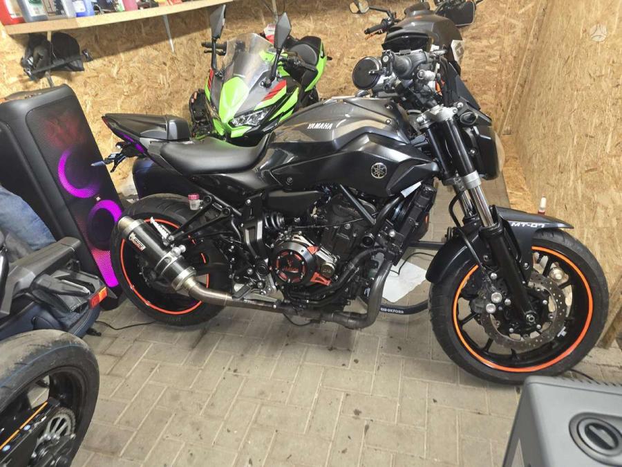 Black Yamaha MT 07 2016 in Marijampole, with an engine capacity of 0.70 L and mileage of 6 thousand km for 3900 €, photo 1 on AUTOMOTO.COM.LV