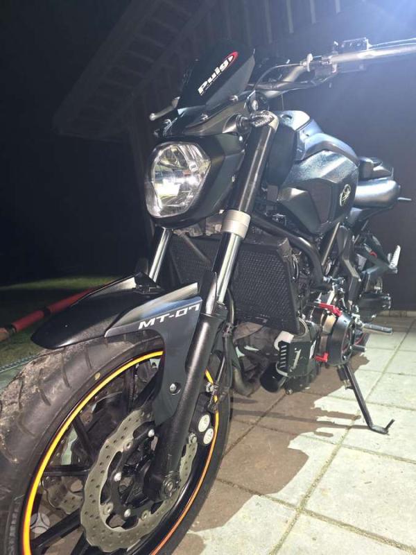 Black Yamaha MT 07 2016 in Marijampole, with an engine capacity of 0.70 L and mileage of 6 thousand km for 3900 €, photo 2 on AUTOMOTO.COM.LV