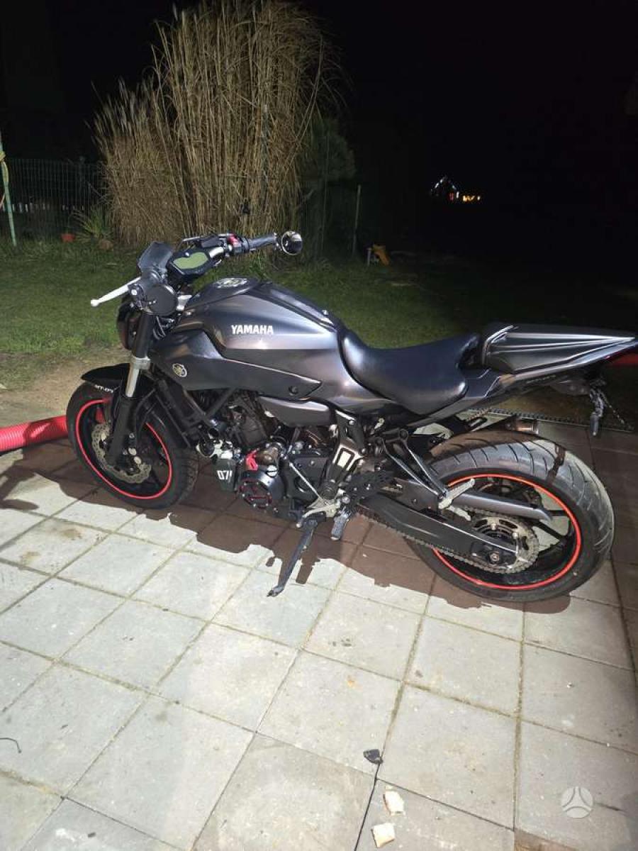 Black Yamaha MT 07 2016 in Marijampole, with an engine capacity of 0.70 L and mileage of 6 thousand km for 3900 €, photo 4 on AUTOMOTO.COM.LV