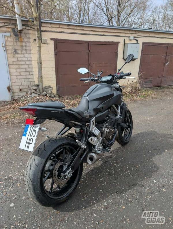 Black Yamaha MT 07 2016 in Kaunas, with an engine capacity of 0.69 L and mileage of 27 thousand km for 4600 €, photo 2 on AUTOMOTO.COM.LV