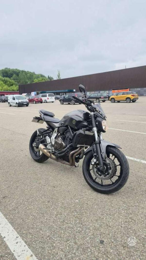 Black Yamaha MT 07 2016 in Vilnius, with an engine capacity of 0.69 L and mileage of 22 thousand km for 4500 €, photo 3 on AUTOMOTO.COM.LV
