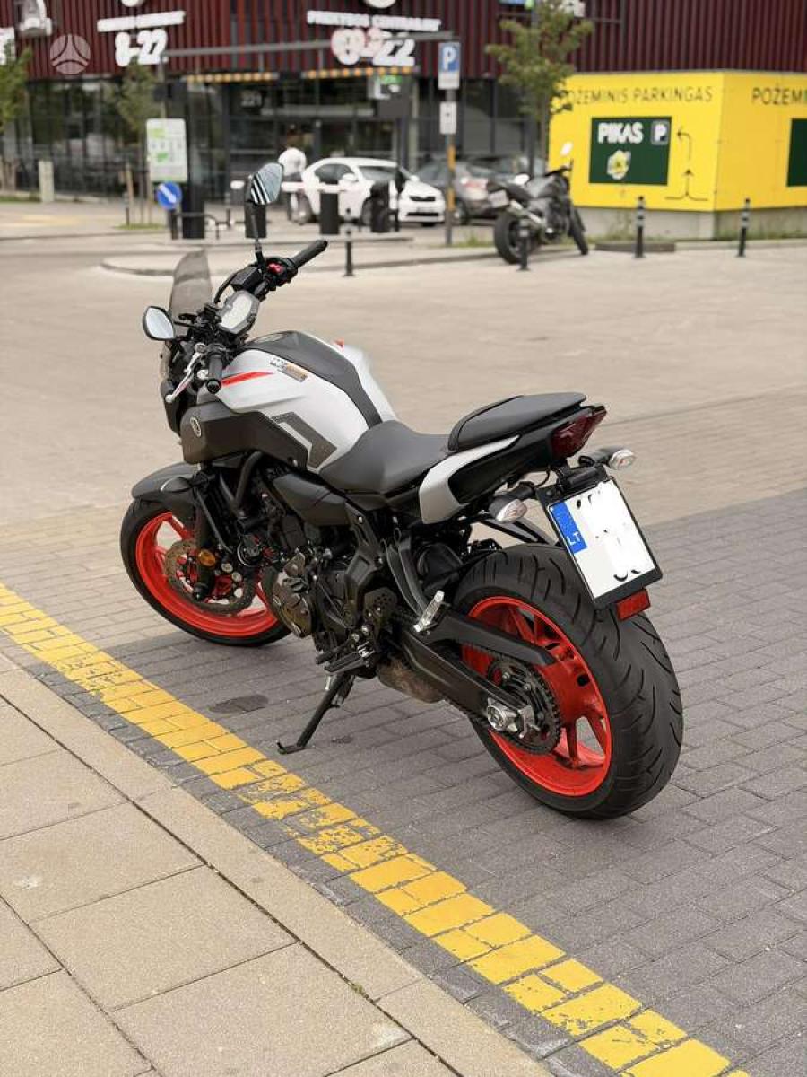 Black Yamaha MT 07 2019 in Vilnius, with an engine capacity of 0.69 L and mileage of 10 thousand km for 6100 €, photo 5 on AUTOMOTO.COM.LV
