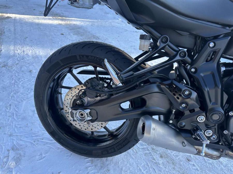 Black Yamaha MT 07 2021 in Siauliai, with an engine capacity of 0.69 L and mileage of 10 thousand km for 5700 €, photo 7 on AUTOMOTO.COM.LV