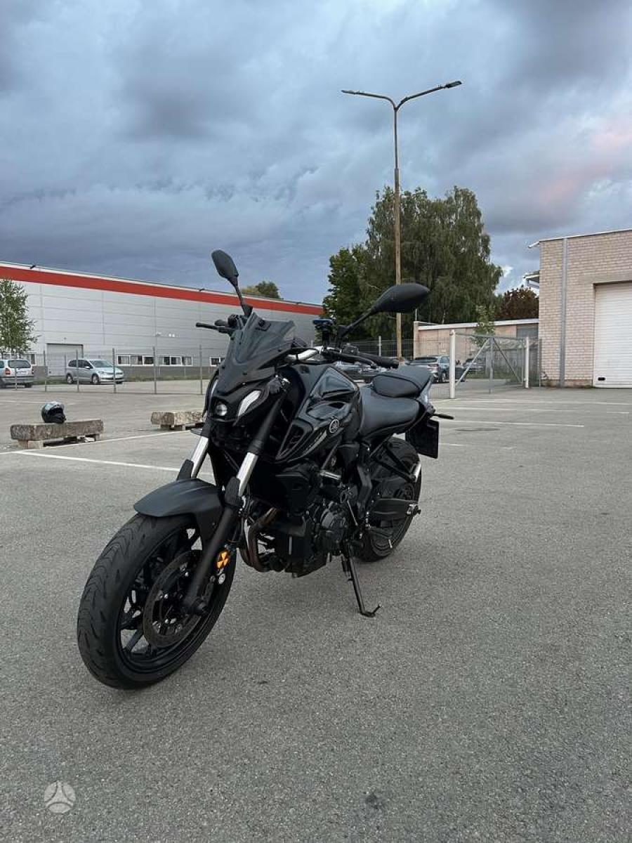 Black Yamaha MT 07 2023 in Panevezys, with an engine capacity of 0.00 L and mileage of 17 thousand km for 6000 €, photo 3 on AUTOMOTO.COM.LV
