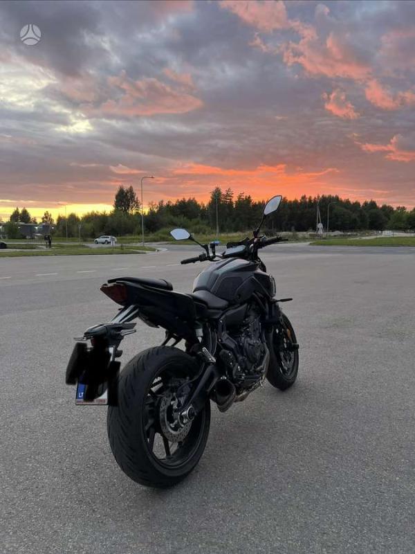 Black Yamaha MT 07 2023 in Panevezys, with an engine capacity of 0.00 L and mileage of 17 thousand km for 6000 €, photo 5 on AUTOMOTO.COM.LV