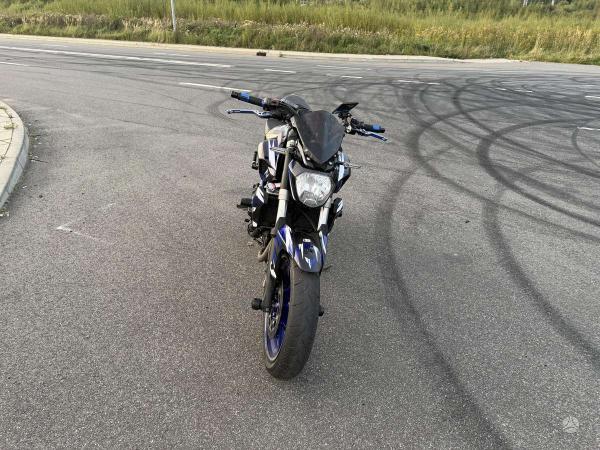 Zils Yamaha MT 07 2015 Viļņa, ar dzinēja tilpumu 0.70 L un nobraukumu 16 tūkst. km par 4300 €, foto 4 vietnē AUTOMOTO.COM.LV