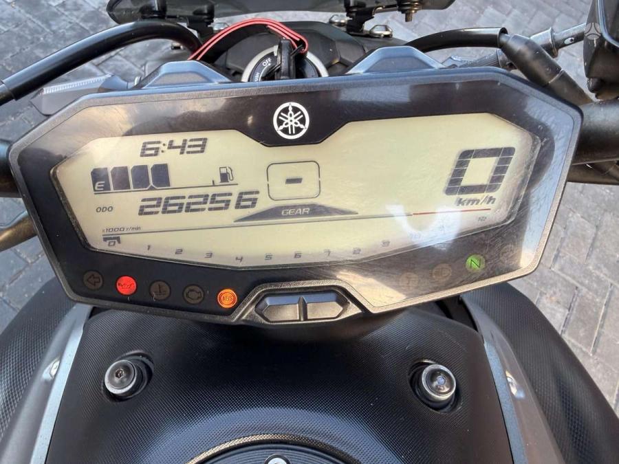 Pelēks Yamaha MT 07 2014 Panevēža, ar dzinēja tilpumu 0.70 L un nobraukumu 26 tūkst. km par 4150 €, foto 12 vietnē AUTOMOTO.COM.LV