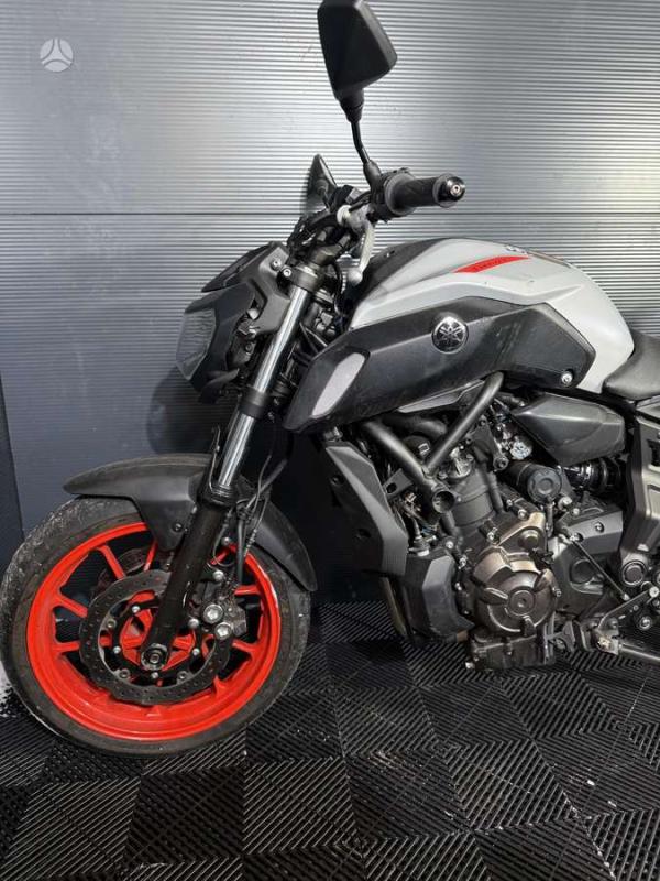 Yamaha MT 07 2019 in Taurage, with an engine capacity of 0.70 L and mileage of 12 thousand km for 3750 €, photo 4 on AUTOMOTO.COM.LV