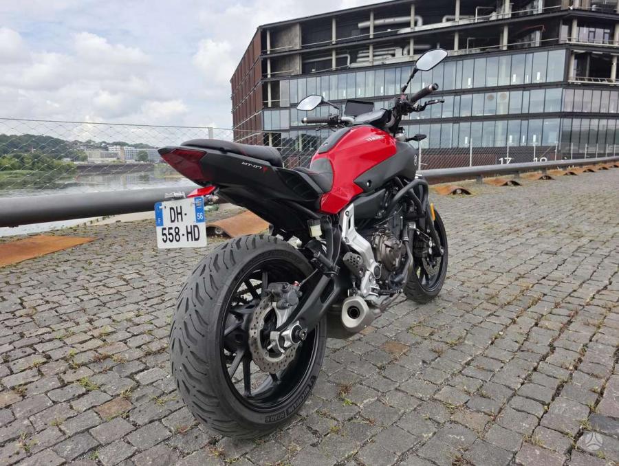 Red Yamaha MT 07 2014 in Kaunas, with an engine capacity of 0.00 L and mileage of 39 thousand km for 4150 €, photo 5 on AUTOMOTO.COM.LV