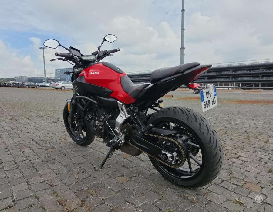 Red Yamaha MT 07 2014 in Kaunas, with an engine capacity of 0.00 L and mileage of 39 thousand km for 4150 €, photo 7 on AUTOMOTO.COM.LV
