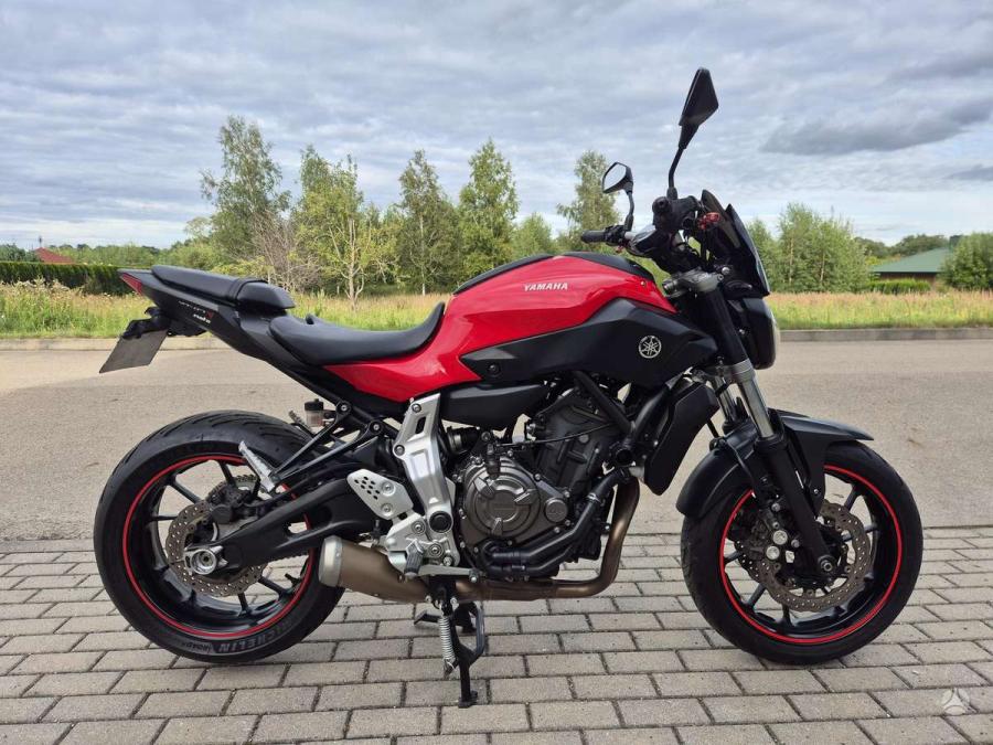 Red Yamaha MT 07 2014 in Kelme, with an engine capacity of 0.70 L and mileage of 36 thousand km for 3800 €, photo 3 on AUTOMOTO.COM.LV