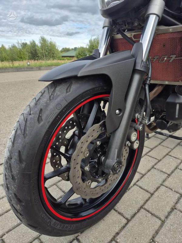 Red Yamaha MT 07 2014 in Kelme, with an engine capacity of 0.70 L and mileage of 36 thousand km for 3800 €, photo 8 on AUTOMOTO.COM.LV