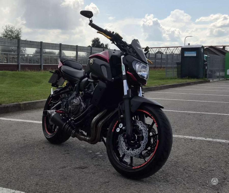 Sarkans Yamaha MT 07 2018 Kazlų Rūda, ar dzinēja tilpumu 0.69 L un nobraukumu 18 tūkst. km par 5000 €, foto 4 vietnē AUTOMOTO.COM.LV