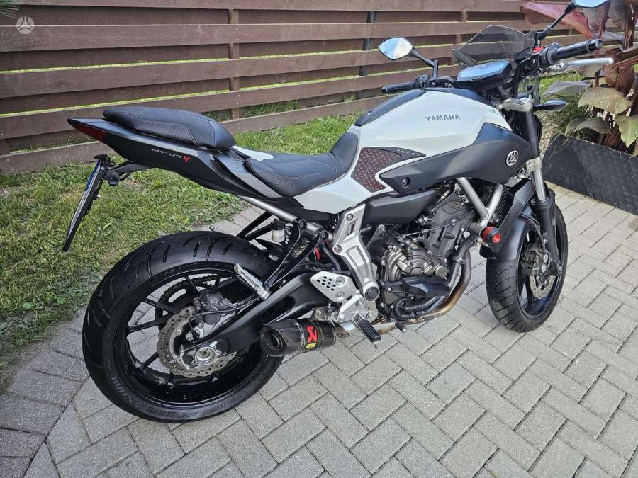 White Yamaha MT 07 2014 in Klaipeda, with an engine capacity of 0.70 L and mileage of 38 thousand km for 4850 €, photo 5 on AUTOMOTO.COM.LV