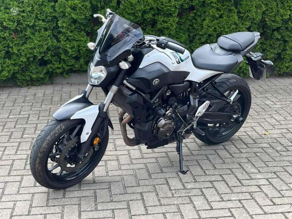 White Yamaha MT 07 2017 in Jonava, with an engine capacity of 0.69 L and mileage of 21 thousand km for 4200 €, photo 2 on AUTOMOTO.COM.LV