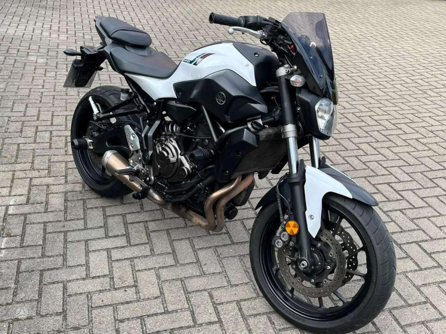 White Yamaha MT 07 2017 in Jonava, with an engine capacity of 0.69 L and mileage of 21 thousand km for 4200 €, photo 4 on AUTOMOTO.COM.LV