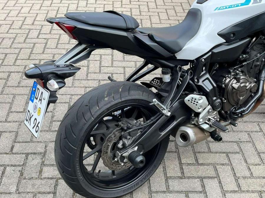 White Yamaha MT 07 2017 in Jonava, with an engine capacity of 0.69 L and mileage of 21 thousand km for 4200 €, photo 10 on AUTOMOTO.COM.LV