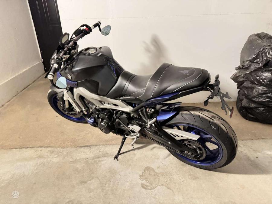 Black Yamaha MT 09 2014 in Vilnius, with an engine capacity of 0.90 L and mileage of 33 thousand km for 4299 €, photo 2 on AUTOMOTO.COM.LV