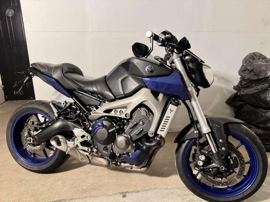 Black Yamaha MT 09 2014 in Vilnius, with an engine capacity of 0.90 L and mileage of 33 thousand km for 4299 €, photo 3 on AUTOMOTO.COM.LV