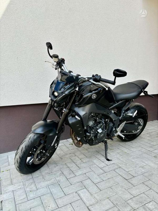 Black Yamaha MT 09 2021 in Kaunas, with an engine capacity of 0.90 L and mileage of 6 thousand km for 6600 €, photo 2 on AUTOMOTO.COM.LV