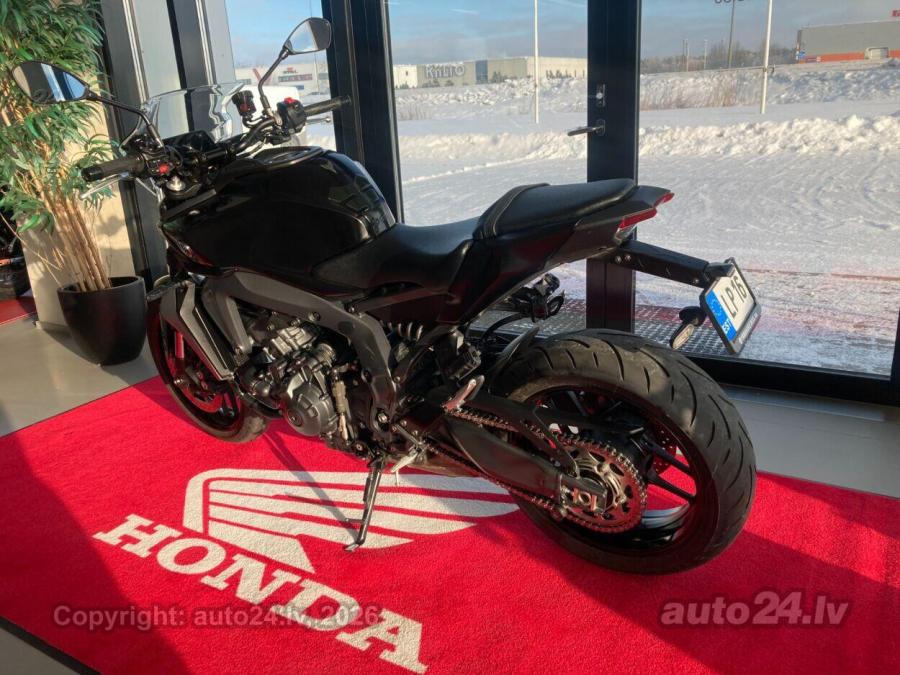 Black Yamaha MT 09 2024 in Tallinn, with an engine capacity of 0.89 L and mileage of 19 thousand km for 8490 €, photo 3 on AUTOMOTO.COM.LV