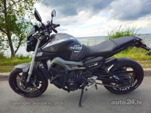 Pelēks Yamaha MT 09 2015 Tallina, ar dzinēja tilpumu 0.85 L un nobraukumu 30 tūkst. km par 6200 €, foto  vietnē AUTOMOTO.COM.LV