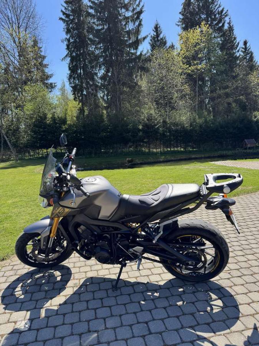 Grey Yamaha MT 09 2015 in Kaunas, with an engine capacity of 0.85 L and mileage of 35 thousand km for 4900 €, photo 1 on AUTOMOTO.COM.LV