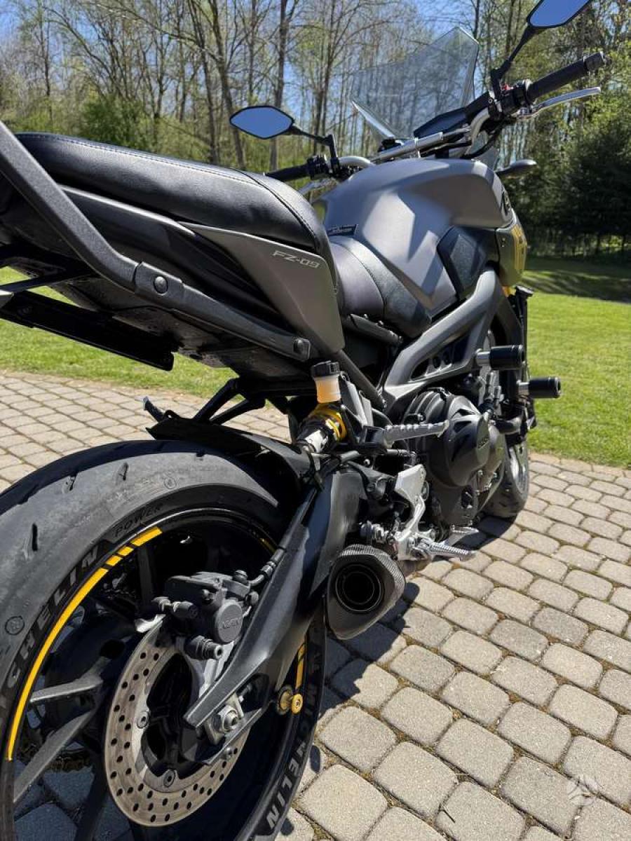 Grey Yamaha MT 09 2015 in Kaunas, with an engine capacity of 0.85 L and mileage of 35 thousand km for 4900 €, photo 6 on AUTOMOTO.COM.LV