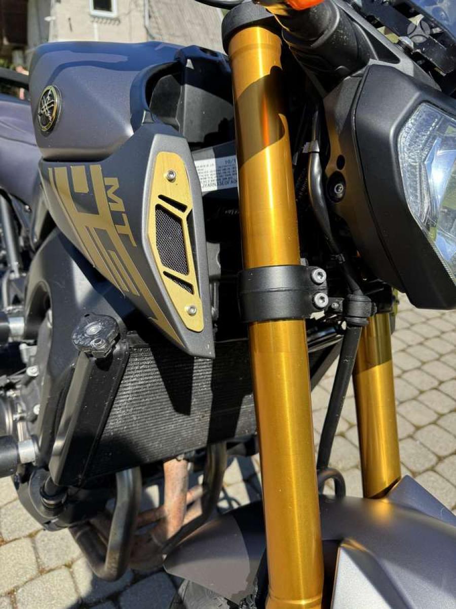 Grey Yamaha MT 09 2015 in Kaunas, with an engine capacity of 0.85 L and mileage of 35 thousand km for 4900 €, photo 8 on AUTOMOTO.COM.LV