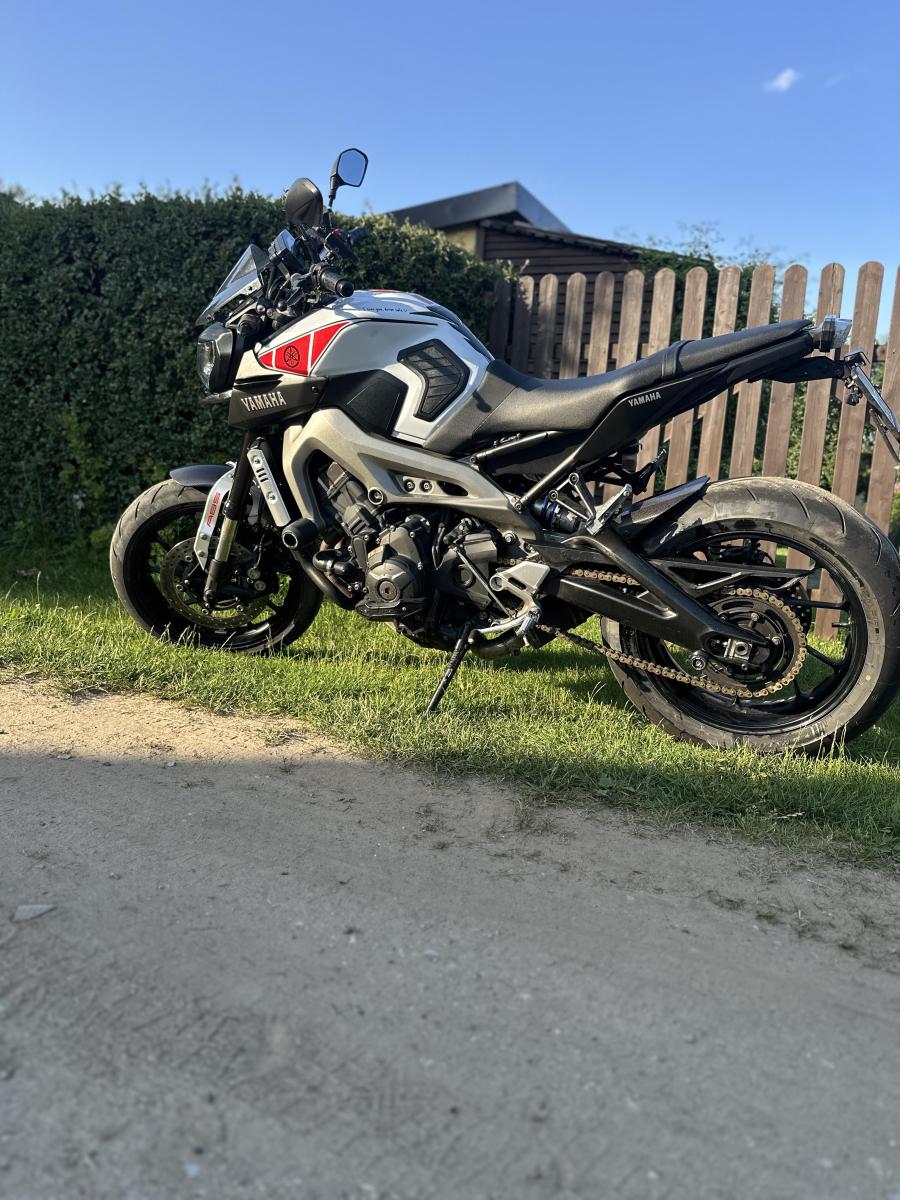White Yamaha MT 09 2015 in Tukums, with an engine capacity of 0.90 L and mileage of 37 thousand km for 5700 €, photo 3 on AUTOMOTO.COM.LV
