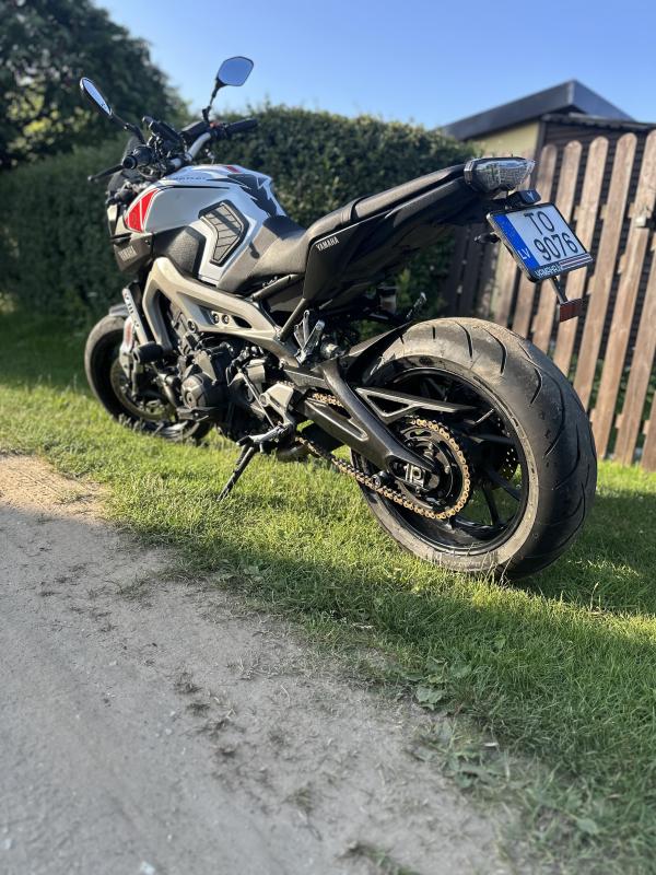 White Yamaha MT 09 2015 in Tukums, with an engine capacity of 0.90 L and mileage of 37 thousand km for 5700 €, photo 3 on AUTOMOTO.COM.LV