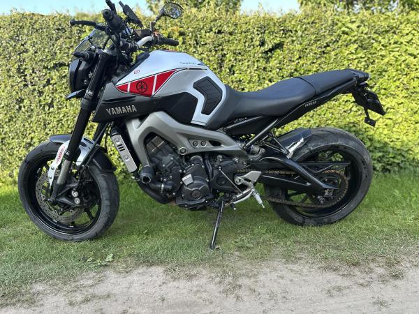 White Yamaha MT 09 2015 in Tukums, with an engine capacity of 0.90 L and mileage of 37 thousand km for 5700 €, photo 4 on AUTOMOTO.COM.LV