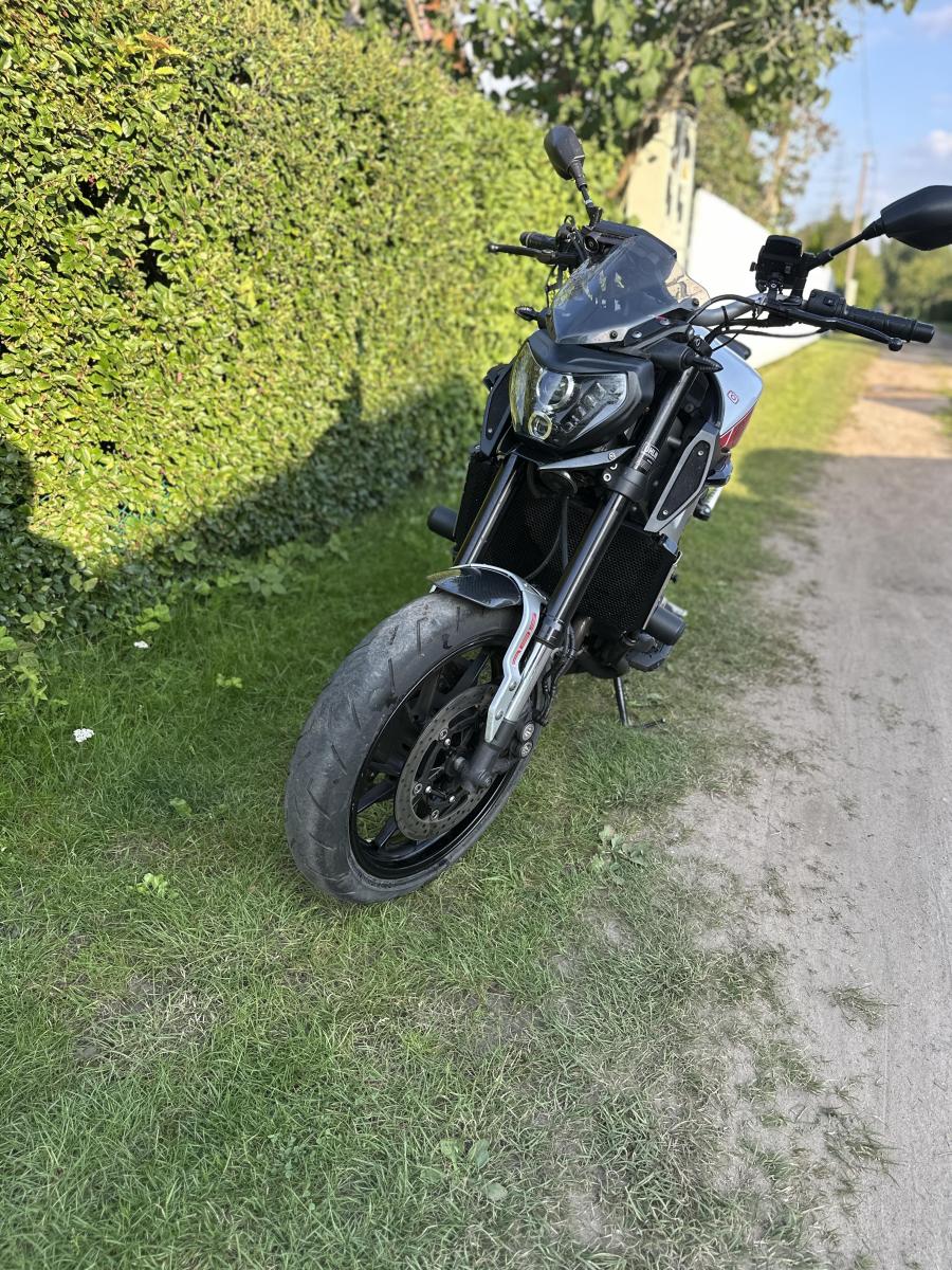 White Yamaha MT 09 2015 in Tukums, with an engine capacity of 0.90 L and mileage of 37 thousand km for 5700 €, photo 6 on AUTOMOTO.COM.LV