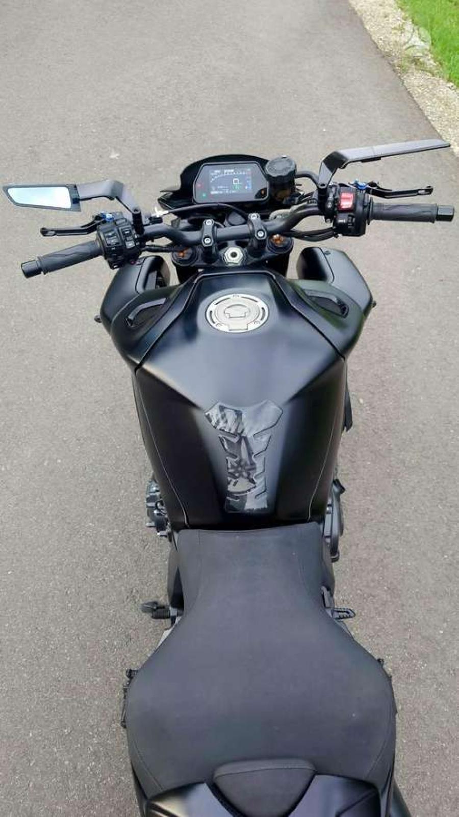 Black Yamaha MT 10 2023 in Vilnius, with an engine capacity of 1.00 L and mileage of 3 thousand km for 10999 €, photo 15 on AUTOMOTO.COM.LV